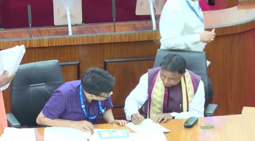 CM Majhi, Two DyCMs, Naveen Patnaik take oath as member of Odisha ...